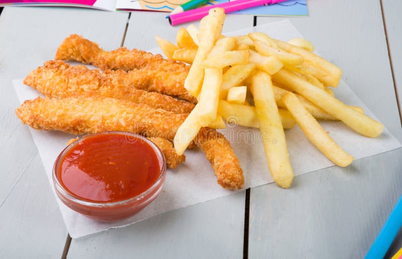 Frieten in het pak stock afbeelding. Image of calorieën - 70944233