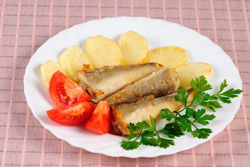 Fried fish and potato stock image. Image of close, cloth - 15910515