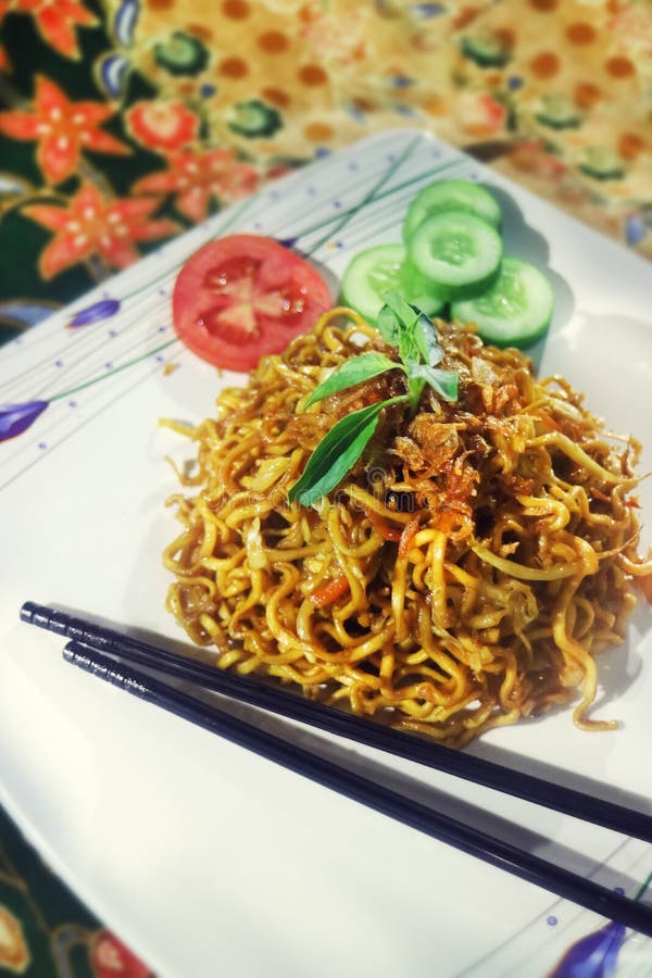 Fried Noodle Traditional Indonesian Menu-Verticaal Stock Foto - Image ...
