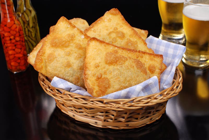 Fried Pastel Em Uma Cesta No Fundo Preto Imagem de Stock - Imagem de ...