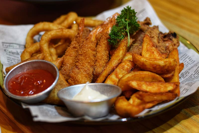 Fried Platter profundo imagen de archivo. Imagen de calamar - 117702225