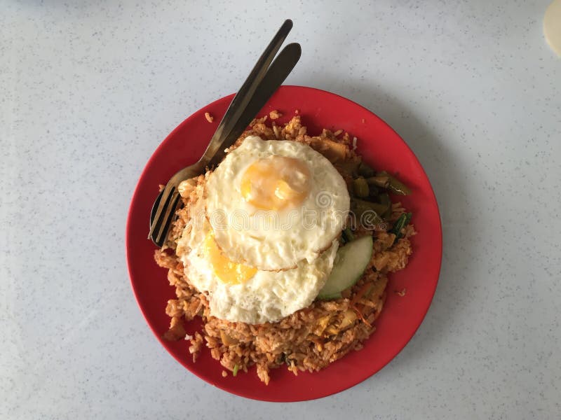 Fried Rice Con Sunny Side Up Eggs Fotografia Stock - Immagine di lato ...