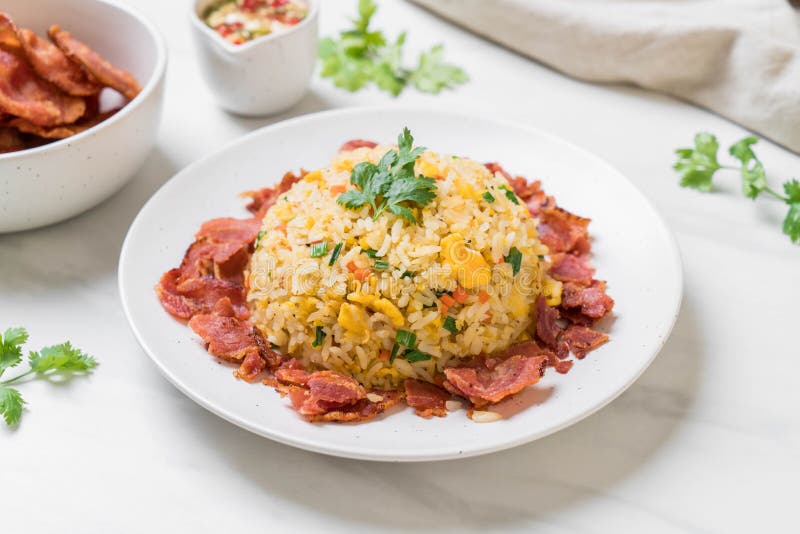 Fried Rice con tocino foto de archivo. Imagen de comida - 125500090
