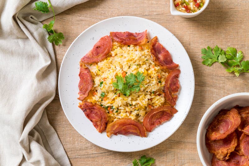Fried Rice con tocino imagen de archivo. Imagen de almuerzo - 126300339