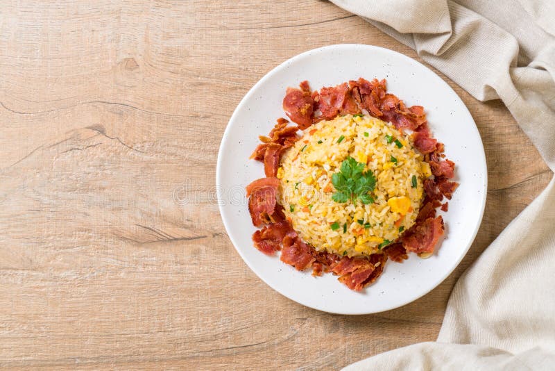 Fried Rice con tocino imagen de archivo. Imagen de blanco - 126300425