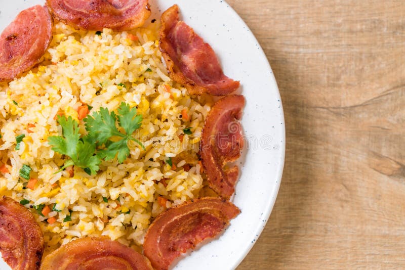 Fried Rice con tocino foto de archivo. Imagen de placa - 127037778