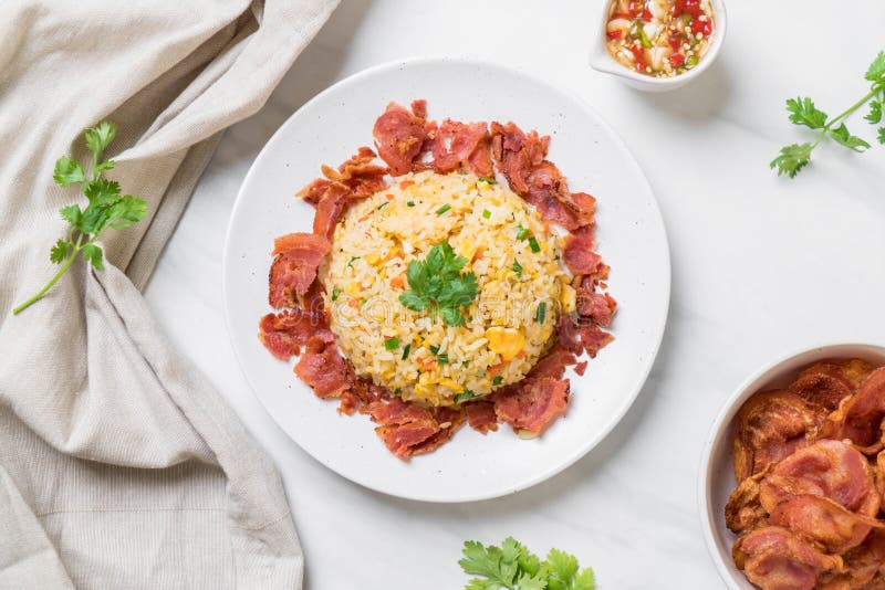 Fried Rice con tocino foto de archivo. Imagen de cocina - 127042086