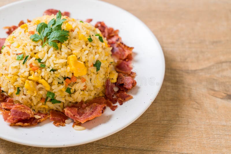 Fried Rice con tocino imagen de archivo. Imagen de fondo - 128804183