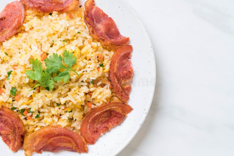 Fried Rice con tocino foto de archivo. Imagen de comida - 129512778
