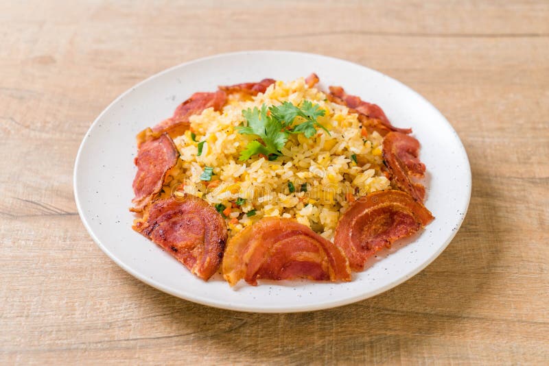 Fried Rice con tocino imagen de archivo. Imagen de blanco - 131994367