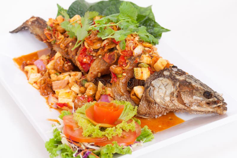 Fried Snakehead Fish Profundo Com Erva E Molho Picante Imagem de Stock ...