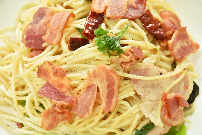 Fried Spaghetti Topping Crispy Bacon and Slice Dry Chili on Plate Stock ...