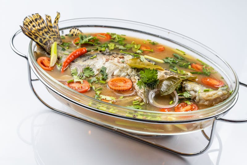 Fried Steamed Sea Perch in De Saus Van De Kalksoep Stock Foto - Image ...