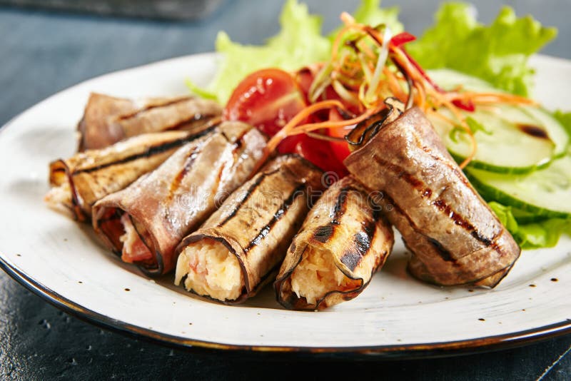 Fried Stuffed Eggplant Rolls Rustique Avec Le Fromage Fondu Photo stock ...