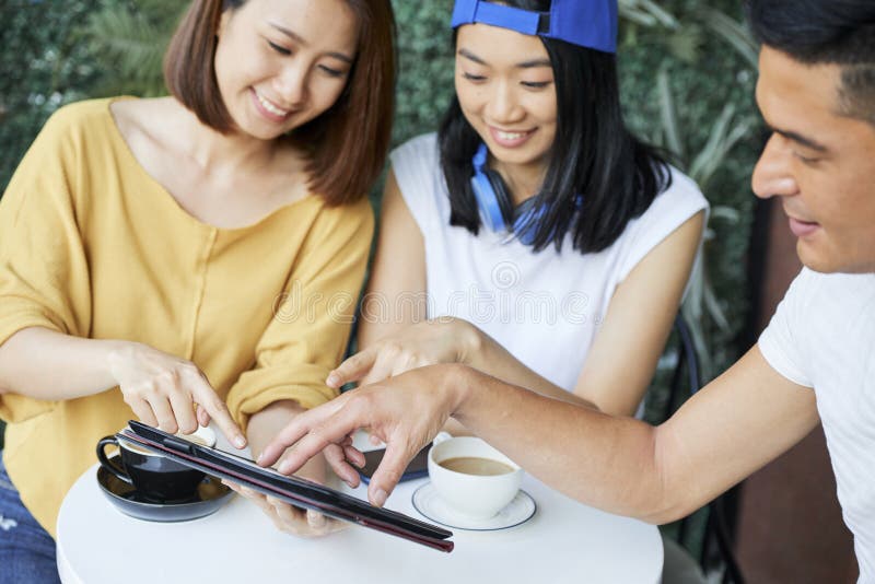 Friends Discussing Mobile App Stock Image - Image of screen, coworker ...