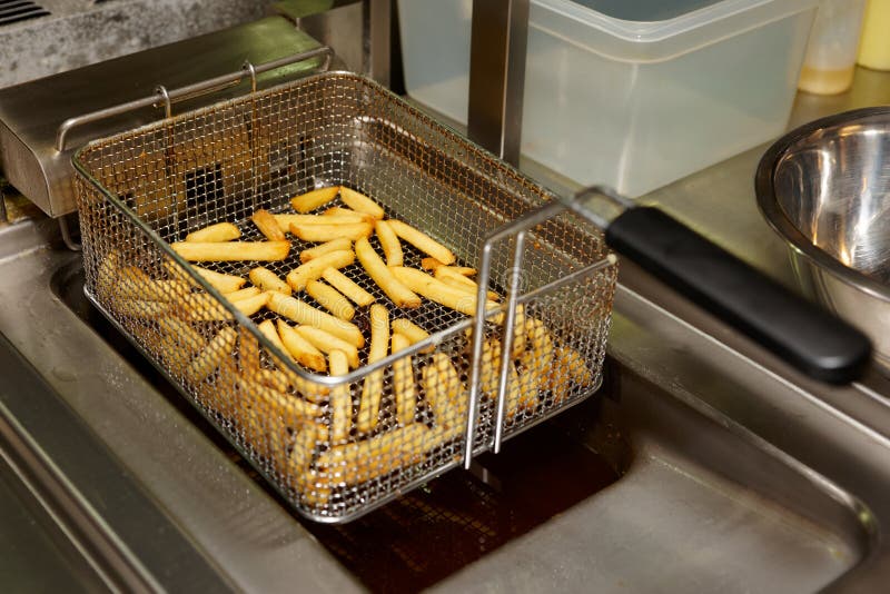 Frieten in Frituurpan stock foto. Image of ongezond, keuken - 61604840