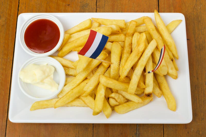 Frieten Op Witte Die Plaat Met Spaanse Peper, Tomatensaus En Mayonaise ...
