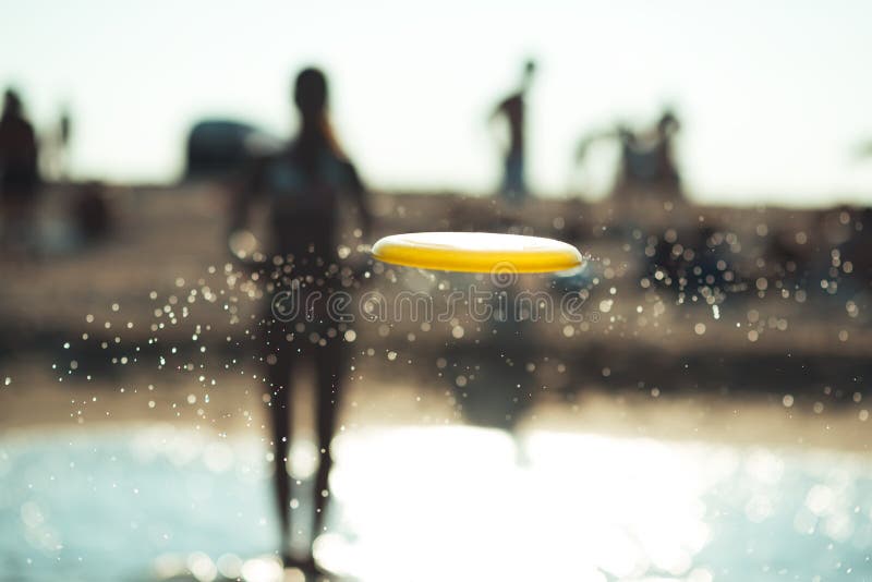 Frisbee in Einem Spray Des Wassers Gegen Den Strand Stockbild - Bild ...
