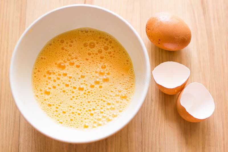 Frische Eier in Einer Schalen- Und Eierschale Stockfoto - Bild von ...