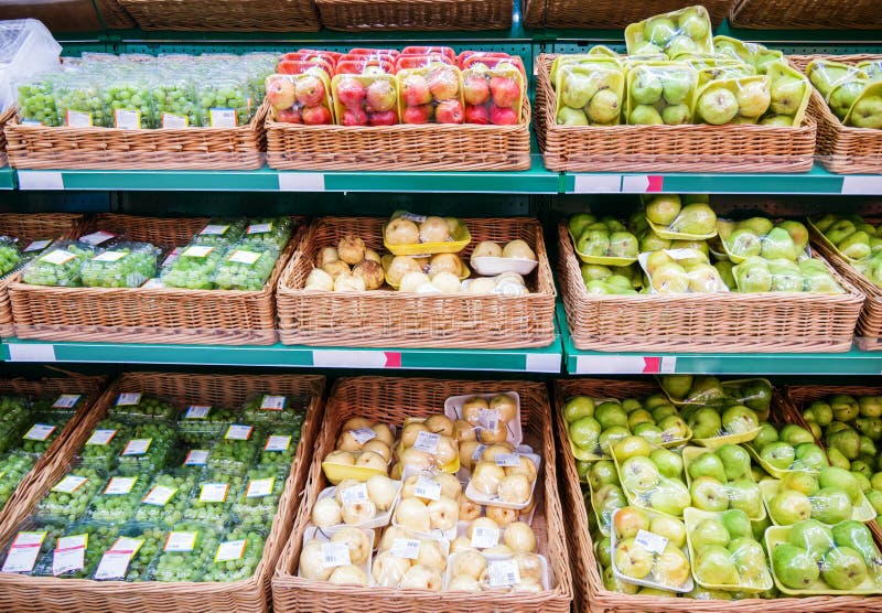 Frische Obst Und Gemüse Auf Regal Im Markt Stockfoto - Bild von grün ...