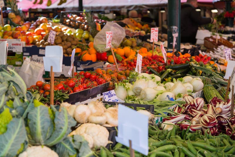 Frische Frucht Und Veg an Einem Markt Redaktionelles Stockfotografie ...
