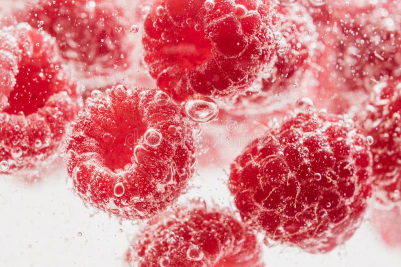 Himbeeren im Wasser stockfoto. Bild von himbeere, erfrischung - 24681254