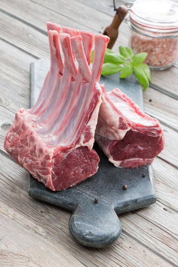 Frische Lammrippen Auf Dem Schneidebrett Rohes Fleisch Stockfoto - Bild ...