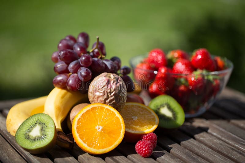 Frucht gemischt worden stockfoto. Bild von trauben, bananen - 26952858