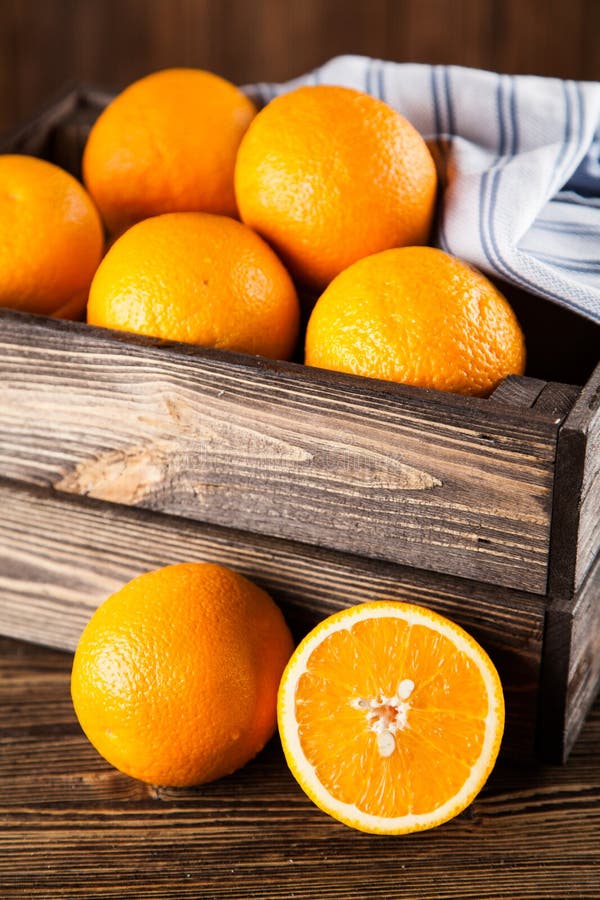 Orangen in Einer Kiste Isoliert Auf Schwarzen Hintergrund Stockfoto ...