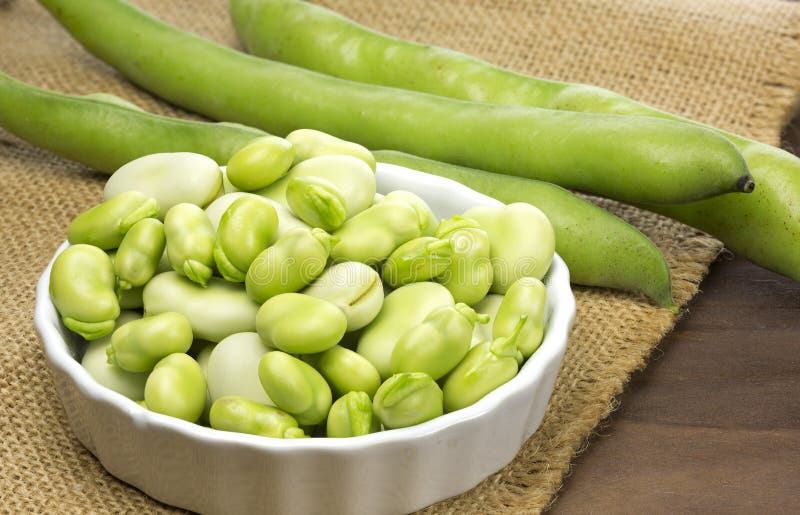 Frische Puffbohnen in Einem Keramischen Topf Stockfoto - Bild von essen ...