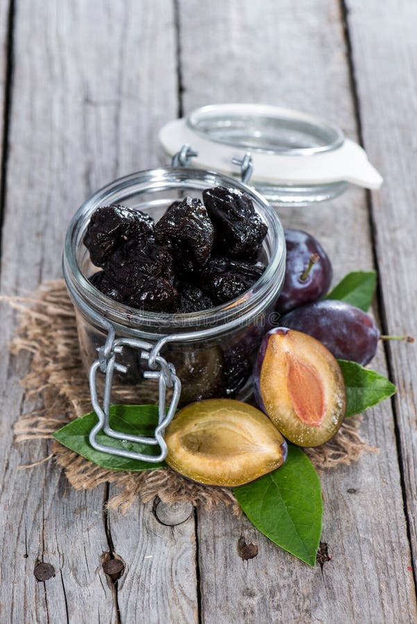 Trockenpflaumen stockfoto. Bild von pflaumen, pflaume - 33810724