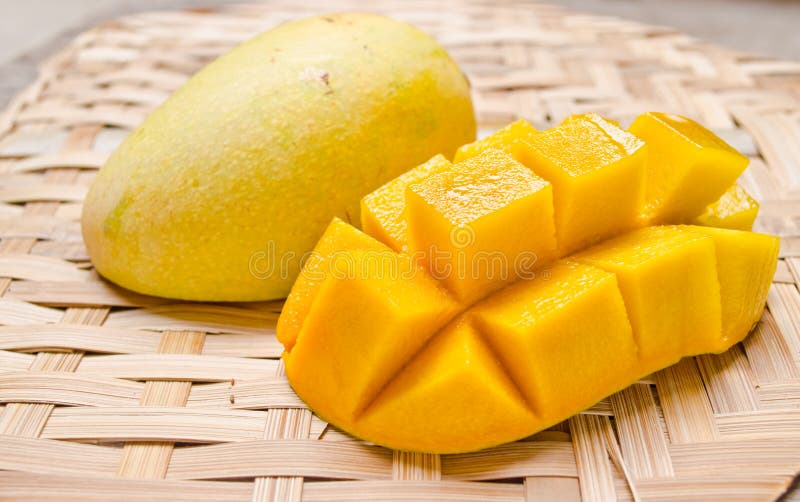 Mangofrucht mit Kapitel. stockfoto. Bild von stück, nahrung - 15466474