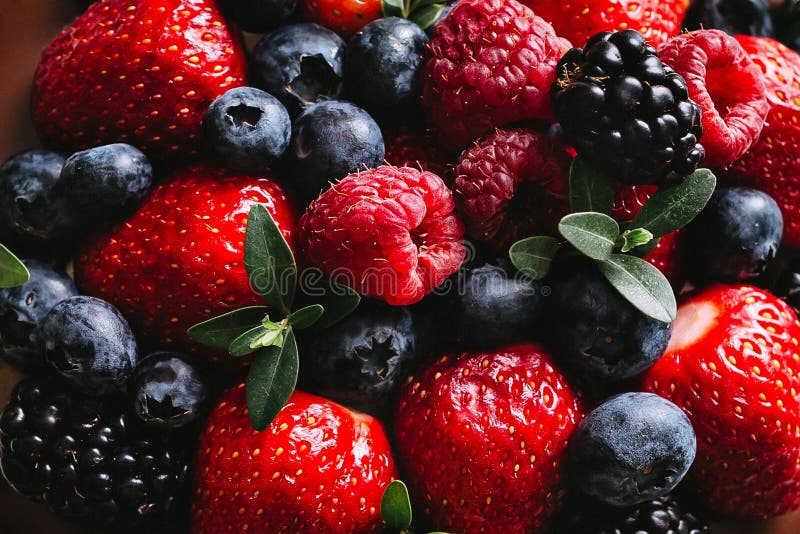 Waldbeeren in einem Korb stockfoto. Bild von garten - 115753204