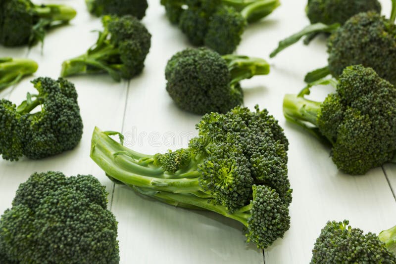 Frischer Brokkoli Auf Einer Tabelle Stockfoto - Bild von vegetarier ...