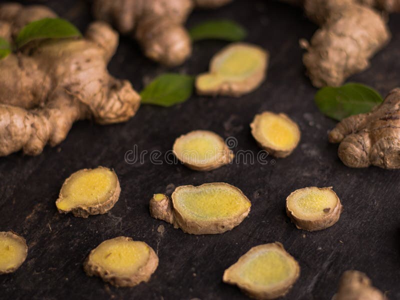 Frischer Ingwer Auf Schwarzer Textur Hintergrundbild. Stockfoto - Bild ...