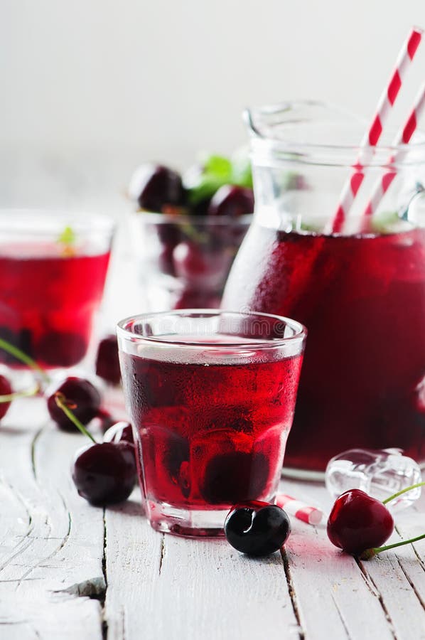 Frischer Kirschsaft Mit Eis Stockfoto - Bild von saftig, glas: 61385666