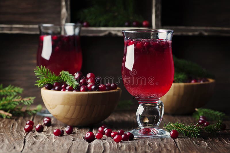 Frischer Roter Preiselbeersaft Auf Der Weinlesetabelle Stockfoto - Bild ...