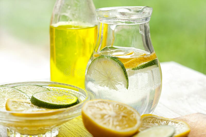 Zitronensaft stockbild. Bild von becher, ausschnitt, getränk - 56394147