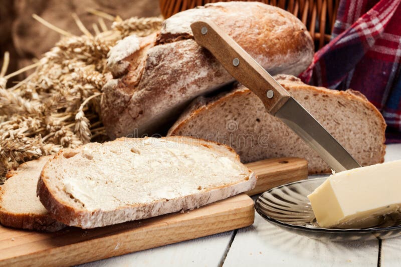 Frisches Brot mit Butter stockfoto. Bild von vorstand - 34339656