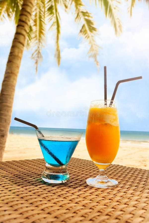 Frisches Cocktail Zwei Auf Einem Strand Unter Palme Stockfoto - Bild ...