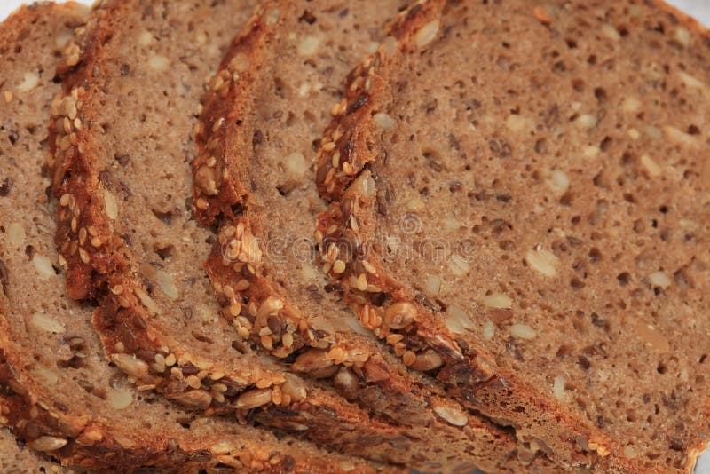 Frisches Deutsches Brot Mit Samen Auf Einer Platte Stockbild - Bild von ...