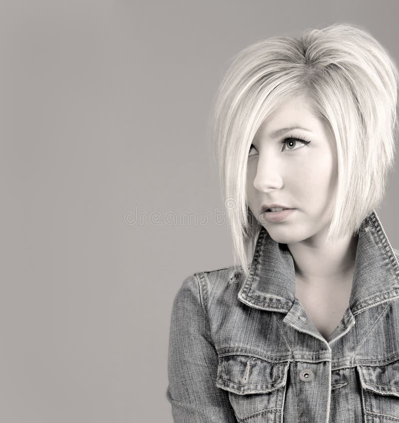 Frisches Junges Mädchen Mit Modischer Frisur Stockfoto - Bild von platz ...