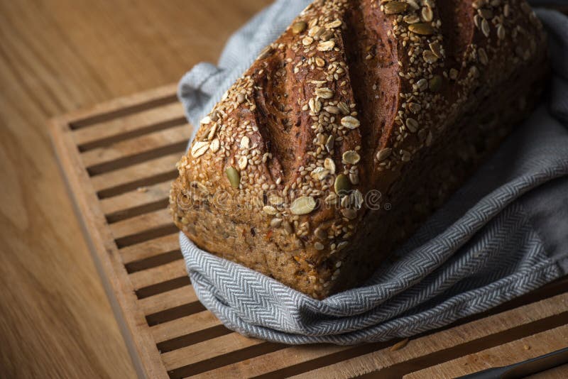 Frisches Kornbrot Auf Schneidebrett Stockfoto - Bild von kochen ...