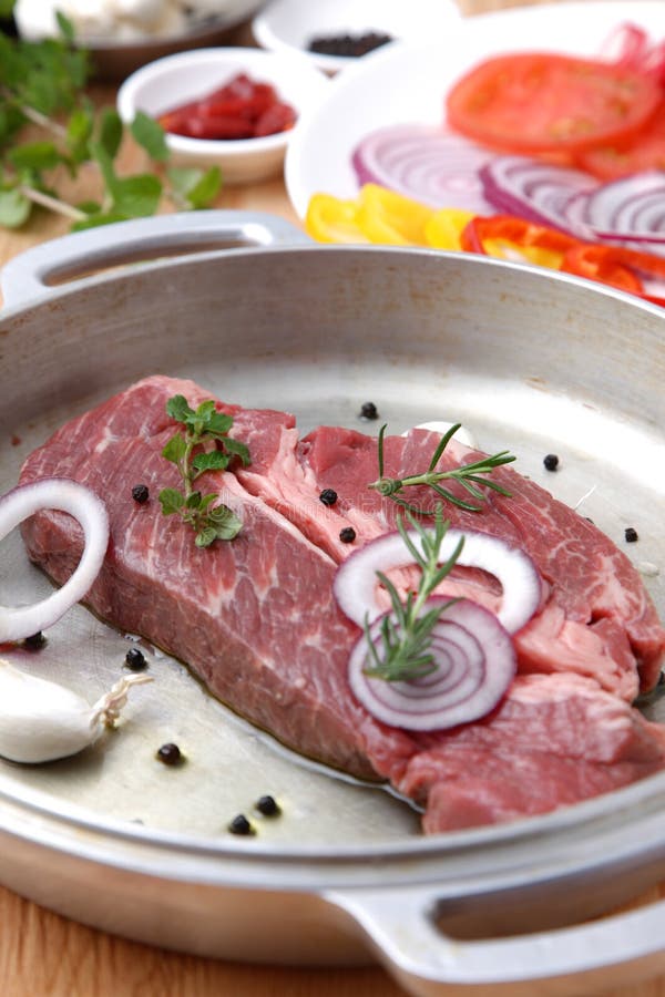 Frisches rohes Rindfleisch stockfoto. Bild von rindfleisch - 44966634