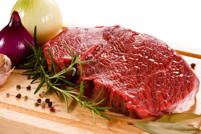 Frisches rohes Rindfleisch stockbild. Bild von saftig - 82237113