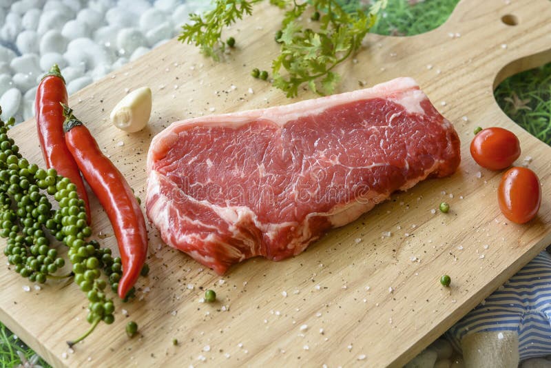 Frisches Rohes Rindfleischsteak Striploin Stockbild - Bild von klemme ...