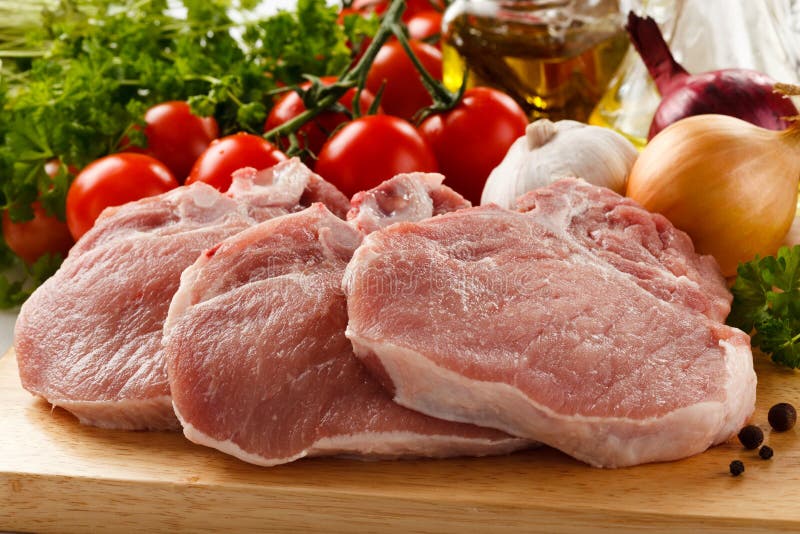 Frisches Rohes Schweinefleisch Stockfoto - Bild von metzger, basilikum ...