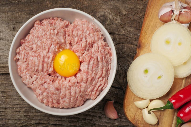 Selbst Gemachtes Rohes Gehacktes Schweinefleisch Mit Eigelb Stockbild ...