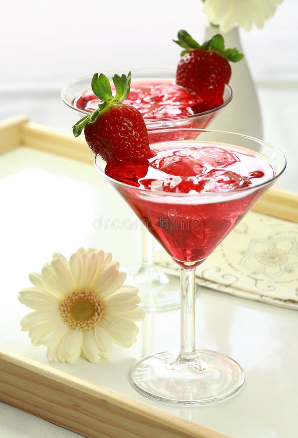 Frisdrank met aardbei stock afbeelding. Image of koude - 5185937