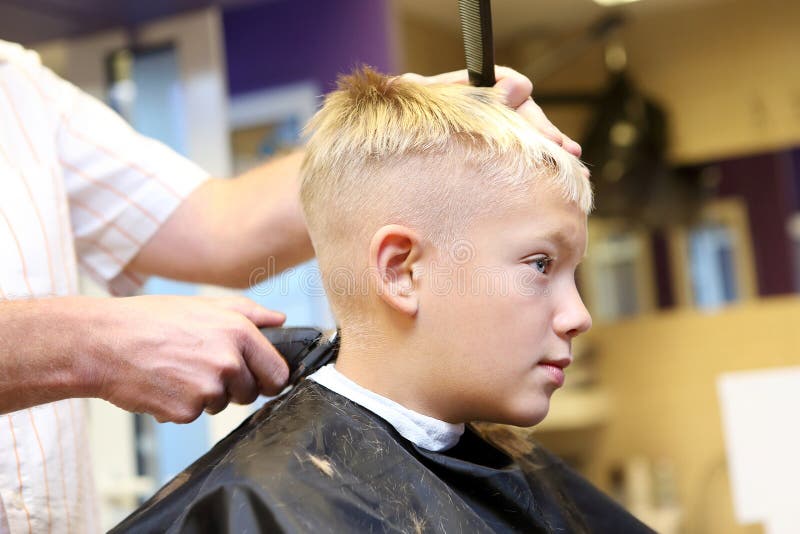 Friseur, Der Blondes Haar Des Jungen Durch Scheren Trimmt Stockfoto ...
